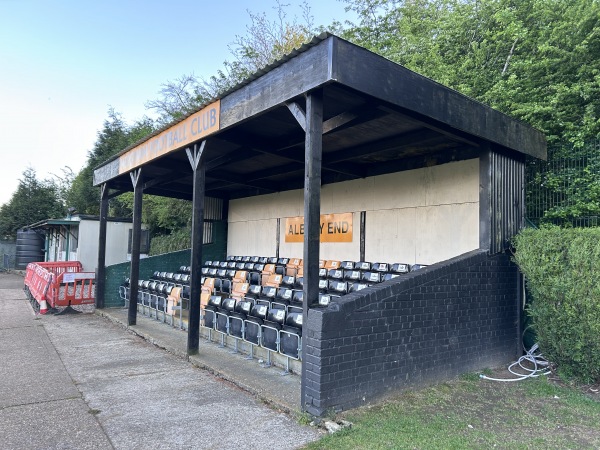 Moatside - Stadion in Merstham, Surrey